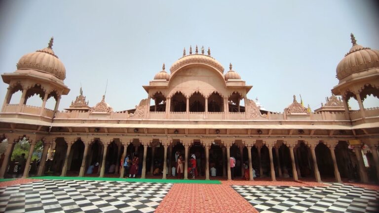 Shri Radha Rani Temple Barsana-Timings, VIP Darshan Booking, Lathmar ...